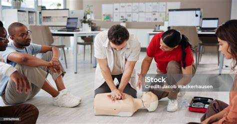 응급 처치 심폐소생술 배우기 안전 준수를 위한 더미와 함께 건강 및 호흡을 위한 흉부 압박을 위한 그룹 구급대원 과정 의료 및 교육자 사무실에서 응급 구조 기술 20 24