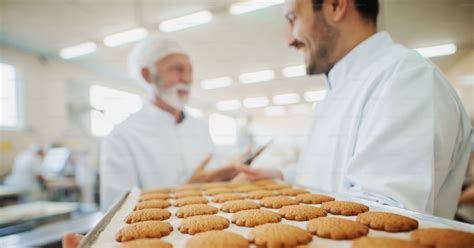 두 남자가 이야기하고 쿠키가 든 접시를 들고 있는 클로즈업 사진 Unsplash의 요리사 이미지