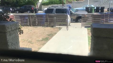 剧情大片，强烈推荐！ 原本以为是电视台记者报道老人诱奸少女，结果正事千完不干人事，被 Melody 的魅力所惑，面对身强力壮的两人，melody配合被绑起来的老头，用老头的手机记录下新闻工作