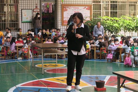 臺中市私立大愛幼兒園 台灣民間習俗上過農曆年有著團圓、祥和意涵。年夜飯俗稱「圍爐」，源自於古人桌下置一火爐，爐的四