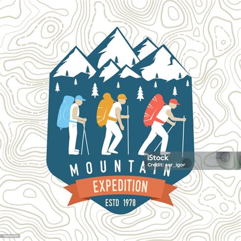 산악 원정 패치 벡터 셔츠 또는 배지 인쇄 스탬프 또는 티에 대 한 개념입니다 산악인과 산 실루엣 빈티지 타이포 그래피 디자인