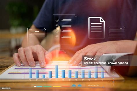 데이터 분석 및 관리의 개념에서 클립 보드 및 문서 데이터 차트를 사용하는 사업가 현대 사무실에서 흰색 문서 보고서 문서