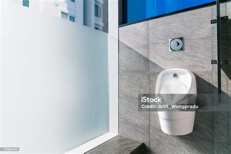 위생 자동 물 절약 전자 플러셔와 남성 욕실에서 위생 흰색 세라믹 소변기 소변 센서 소변 유도 화장실 플러시 사무실 또는 공용 욕실 실제 사진 0명에 대한 스톡 사진 및