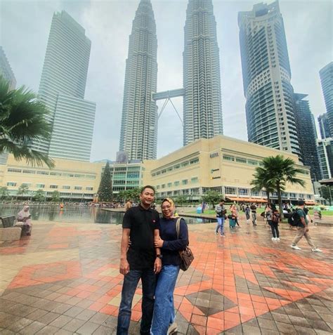 Dewi Eyna To Here And There Makan