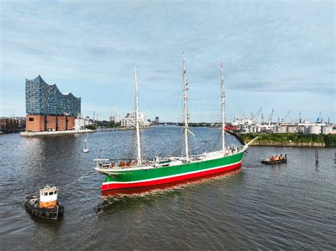 Schock Auf Der Werft Rickmer Rickmers Hat 30 Löcher Im Rumpf Mopo