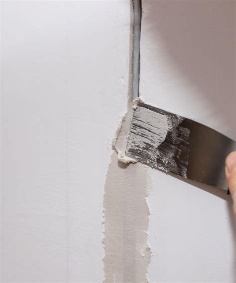 How To Fix Cracks In Plaster Walls In Only 4 Steps Homes And Gardens