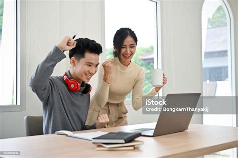 프로젝트 성공을 축하하는 행복한 젊은 아시아 사업가와 사업가 25 29세에 대한 스톡 사진 및 기타 이미지 25 29세 2명 남성 Istock