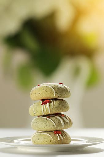 말차를 곁들인 맛있는 홈메이드 민트 진저브레드 쿠키 배경에 채소가 있는 접시에 장식된 승화 딸기와 바닐라 크림이 쌓여 있습니다 설탕 글루텐 및 유당이 없으며 완전 채식주의