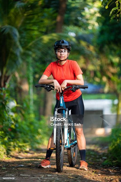 빽빽한 숲에서 자전거를 타고 훈련을 마치고 나온 건강한 인도 여성 사이클리스트의 초상화 20 24세에 대한 스톡 사진 및 기타 이미지 20 24세 25 29세