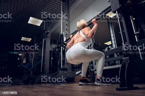 체육관에서 쪼그리고 앉는 운동을하는 중년 피트니스 여성 여자에 대한 스톡 사진 및 기타 이미지 여자 한 명의 여자만 무게 Istock