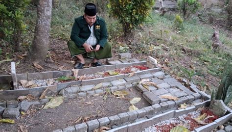 Kuatkan Ikhtiar Politik Pilbup Malang 2020 Dr Umar Usman Ziarah Makam Orang Tua Times Indonesia