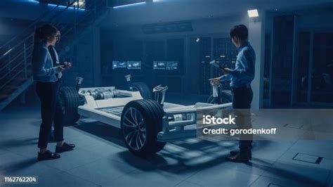 전기 자동차 섀시 프로토 타입에서 작업하는 동안 자동차 디자인 엔지니어 이야기 자동차 혁신 시설 개념 차량 프레임에는 타이어 서스펜션 엔진 및 배터리가 포함됩니다 Stem