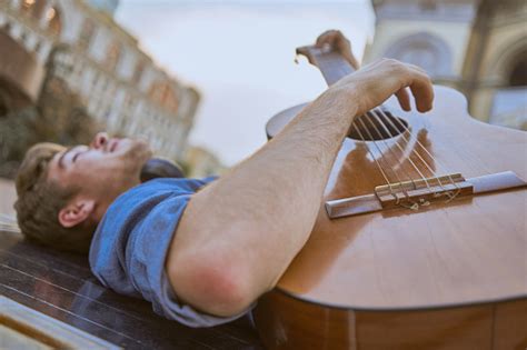 기타를 연주하는 청년 모자를 가진 세련된 힙스터 남자는 음악과 휴일을 즐긴다 가수에 대한 스톡 사진 및 기타 이미지 가수 기타 연주자 기타 현악기 Istock