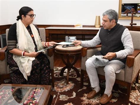 Amethis Smriti Irani Met Railway Minister अमेठी की स्मृति ईरानी ने