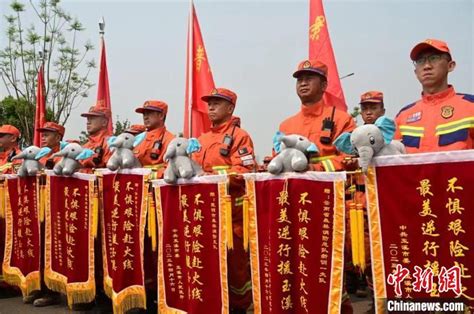云南省森林消防总队400余名指战员从玉溪快速转战安宁火场