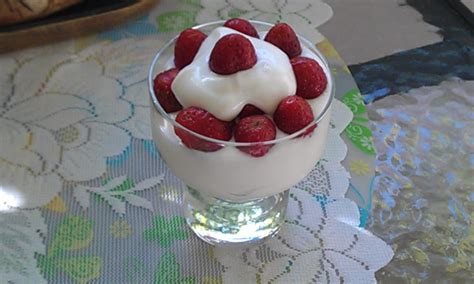 Цедено кисело мляко с ягоди Жената днес