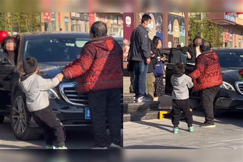 老人带孙子拦婚车要红包，遭伴娘痛斥后仍不走，孙子举动令人心酸孙子红包举动