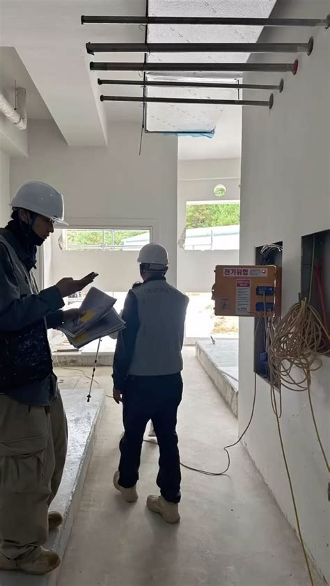 주디자인투톤 실과장님이 찍어주신 우리현장영상 못하는게없어요🫶🏻🫶🏻🫶🏻🫶🏻 중간에 저이사님 인사하시는거 너무 귀여우심 💚💚💚💚 건축프로젝트 건축 건축기획