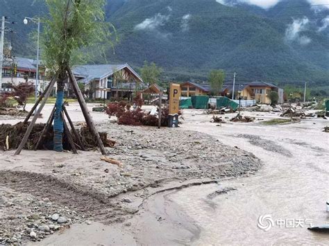 强降水致四川冕宁受灾严重 道路断裂车辆被冲入河道 图片频道