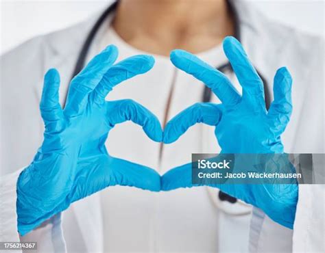 병원에서 일하는 동안 지원 사랑 및 건강 관리를 위해 손을 가진 심장 의료 및 의사 의학 간호 및 간호사 장갑과 상담 보험 및 심장학을 위한 이모티콘 기호 25 29세에