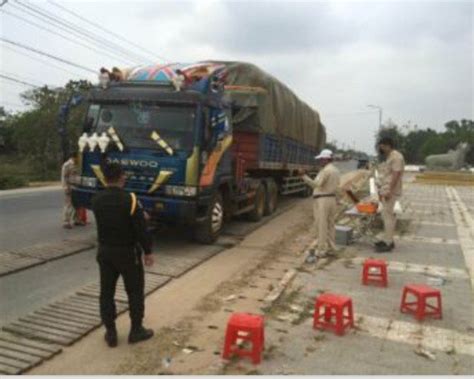 ក្រុមការងារ បច្ចេកទេស ក្រសួង សាធារណការ និង ដឹក ជញ្ជូន ចុះ ឃាត់ រថយន្ត ដឹក ទំនិញ ធុន ធំដែល ធ្វើ
