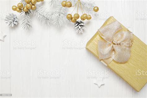 이랑 크리스마스 선물 골드 활과 트리 콘 Flatlay는 백색 배경에 나무 텍스트에 대 한 장소 0명에 대한 스톡 사진 및 기타 이미지 Istock