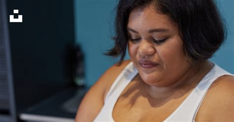 A Person Holding An Insulin Injection Photo Free South Africa Image On Unsplash