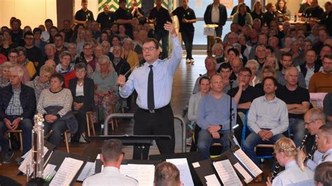 Stehende Ovationen Für Das Musikkorps Der Bundeswehr In