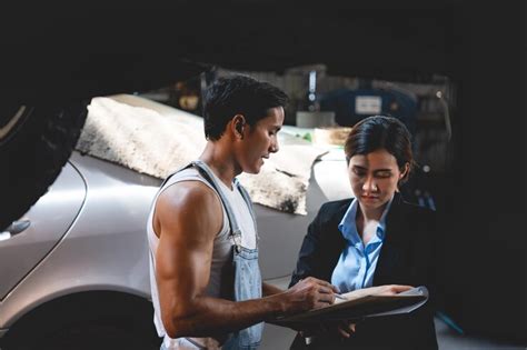 차고 서비스 정비공 기술자 작업장에서 자동차 엔진 수리 직업 직업에 검사 확인을 하는 고객 자동차 산업의 자동차 정비 운송 기간 프리미엄 사진