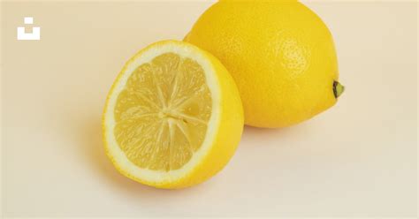 흰색 표면에 노란색 레몬 과일 사진 Unsplash의 무료 황색 이미지