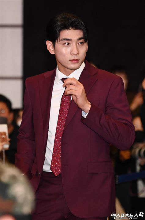 이정후 화려한 버건디 수트 포토