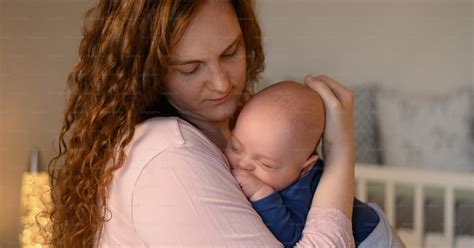 어머니는 아기를 팔에 안고 잠들기 위해 자장가를 불러줍니다 사진 Unsplash의 신생아 이미지