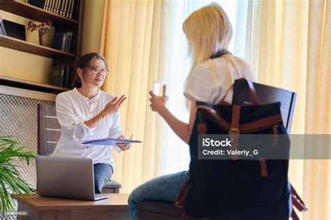 의사 사무실에서 여성 심리학자와 소녀 십대 학생의 세션 16 17 살에 대한 스톡 사진 및 기타 이미지 16 17 살 18 19세 건강관리와 의술 Istock
