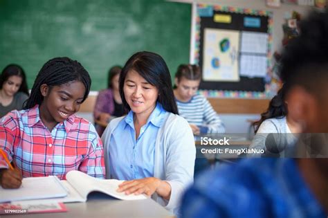 다양한 교실에서 흑인 인종 십대 학생을 돕는 일본어 교사 학생에 대한 스톡 사진 및 기타 이미지 학생 교사 교육 관련 직업 지원 Istock