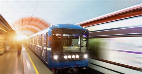 지하철 지하철 열차 철도 속도 터널 플랫폼에서 기차 사진 Unsplash의 수송 이미지
