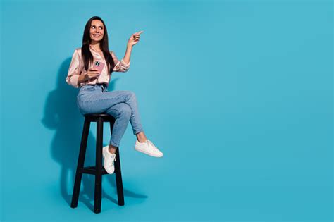 흥분한 꿈꾸는 아가씨 옷을 입은 셔츠 의사 소통 현대 가제트 빈 공간 고립 된 파란색 배경의 전체 길이 사진 30 34세에 대한 스톡 사진 및 기타 이미지 Istock