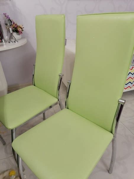 Продаю стулья есть немного дефекты и пятнышко на одном из но их можно перетянуть по всем