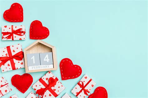화려한 배경에 선물 상자 나무 달력과 빨간 섬유 마음의 상단보기 2월 14일 복사 공간이있는 세인트 발렌타인 데이 컨셉 14에 대한 스톡 사진 및 기타 이미지 Istock