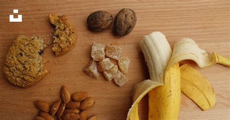 갈색 나무 테이블에 얇게 썬 바나나와 갈색 견과류 사진 Unsplash의 무료 음식 이미지