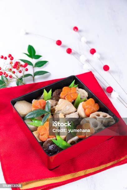 치쿠제니 일본 니모노 요리 삶은 닭고기와 야채 전통 새해 음식 요리하기 음식 준비에 대한 스톡 사진 및 기타 이미지 요리하기 음식 준비 흰색 배경 Nimono