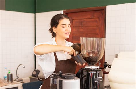 아름다운 백인 바리스타 여성이 커피 장비에서 커피 콩을 카페 커피 숍의 커피 콩 분쇄기로 스쿠핑합니다 고객에 대한 스톡 사진 및 기타 이미지 Istock