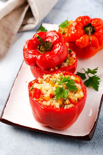 회색 콘크레트 배경에 주철 냄비에 쌀과 야채로 채워진 붉은 피망 빨강 단고추에 대한 스톡 사진 및 기타 이미지 빨강 단고추 오븐 구이 오븐에 굽기 Istock