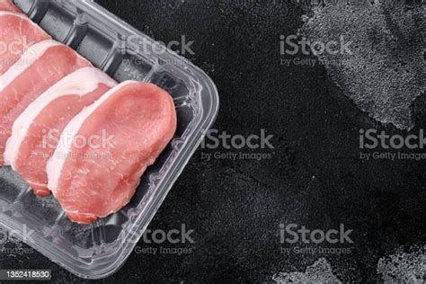 신선한 돼지 고기 플라스틱 팩 용기 검은 어두운 돌 테이블 배경에 상단 보기 평면 누워 텍스트 복사 공간 검은색에 대한 스톡 사진 및 기타 이미지 Istock
