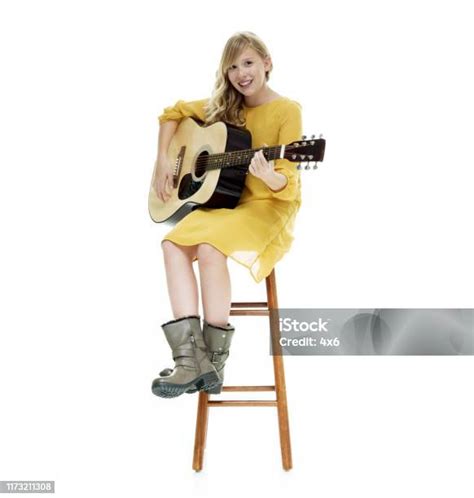 전체 길이정면 보기1011 세 아름 다운 금발 머리긴 머리 백인세대 Z 젊은 여자여성 십 대 소녀 앉아흰색 배경 착용 드레스부츠