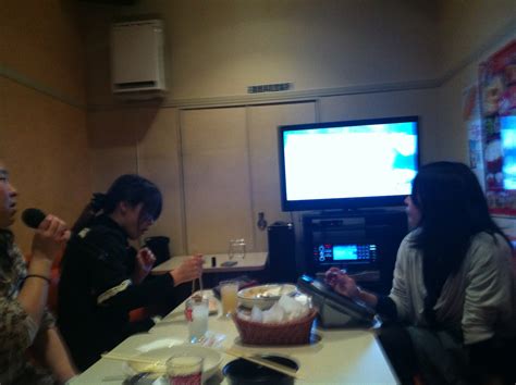 カラオケボックスで