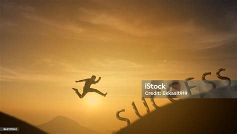 용감한 사람 성공적인 개념 실루엣 남자 산의 간격 사이 태양 위로 점프 승자 성공 마무리 기분이 라이브 작업 목표에 도달 작업