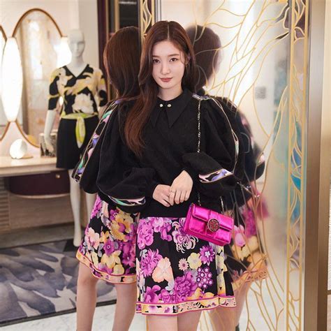 8 Styling Outfit Floral Ala Jung Chae Yeon