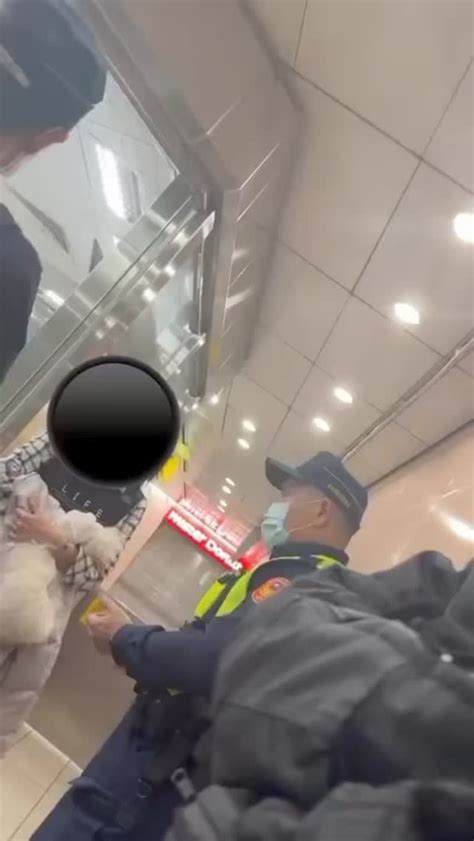今天出捷運站不小心撞到這位小姐 小姐很生氣說要報警告我肇事逃逸 過失傷人 警察人員來了之後看到監視器畫面表示不然我請她跟妳道歉 這位小姐表示