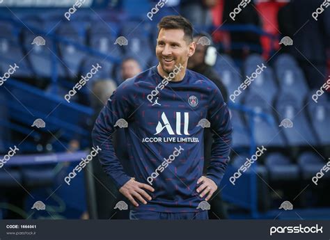 لیونل مسی با لباس پاری سن ژرمن در کنار زمین فوتبال 1664041