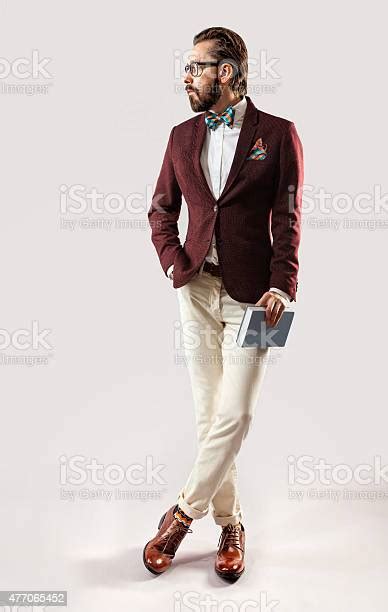 잘생긴 남자의 인물 사진 스타일리쉬 젊은 남자의 책을 읽으며 2015년에 대한 스톡 사진 및 기타 이미지 2015년 갈색 고요한 장면 Istock